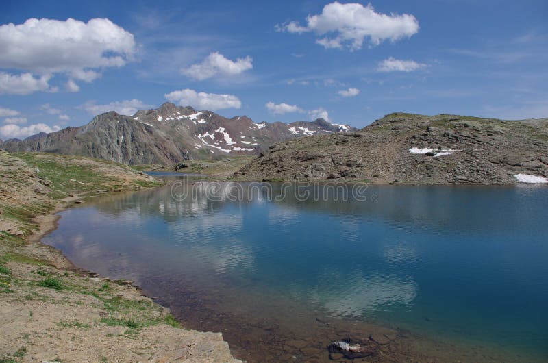 Mountain Lake montan@as imagen de archivo. Imagen de hermoso - 56631299