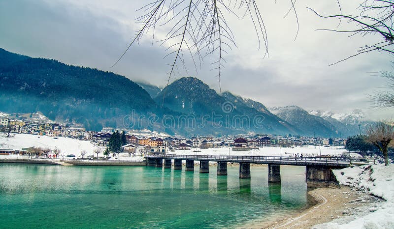 Mountain Lake Surrounded by Snow on a Beautiful Winter Morning ...