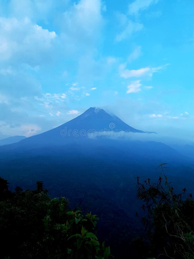 Mountain Merapi Ist Ein Vulkan Im Zentralen Teil Der Java-Insel Und Ist ...