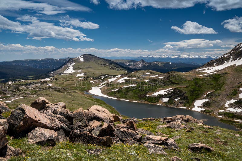 Mountain View of an Alpine Lake on the Top of the Beartooth Pass ...