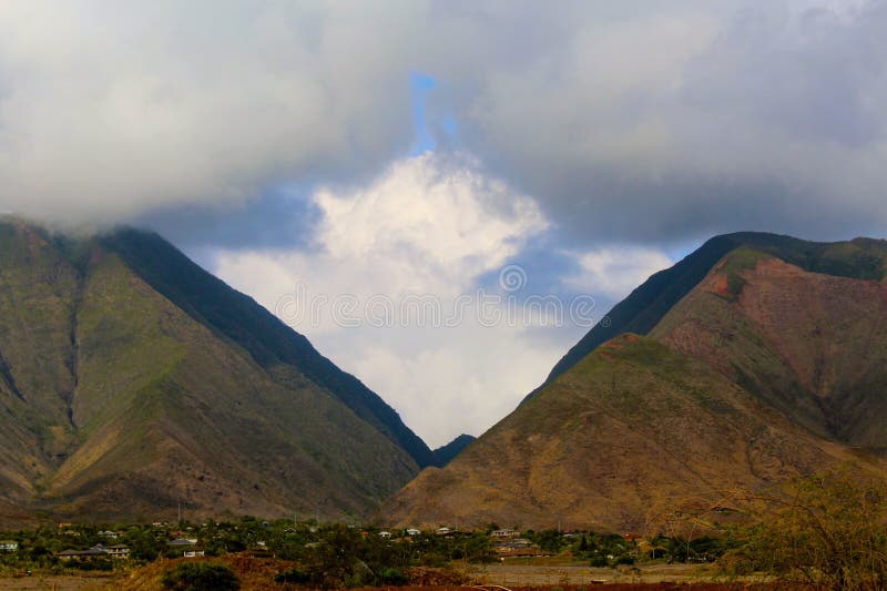 Mountains fog Hawaii stock image. Image of rain, settling - 44608101