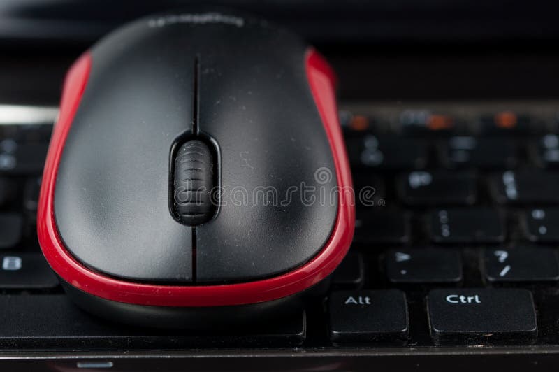 Mouse Wireless No Teclado Laptop Em Cima Da Mesa Foto de Stock - Imagem ...