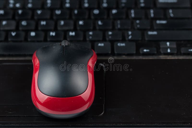 Mouse Wireless No Teclado Laptop Em Cima Da Mesa Imagem de Stock ...