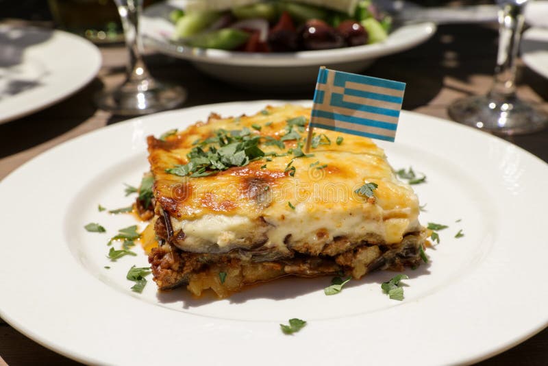 Plat De Moussaka Avec Des Aubergines, Repas Grec Traditionnel Photo ...