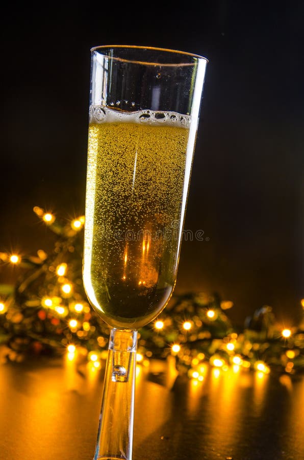 Mousserande Vin Och Festliga Ljus Fotografering för Bildbyråer - Bild ...