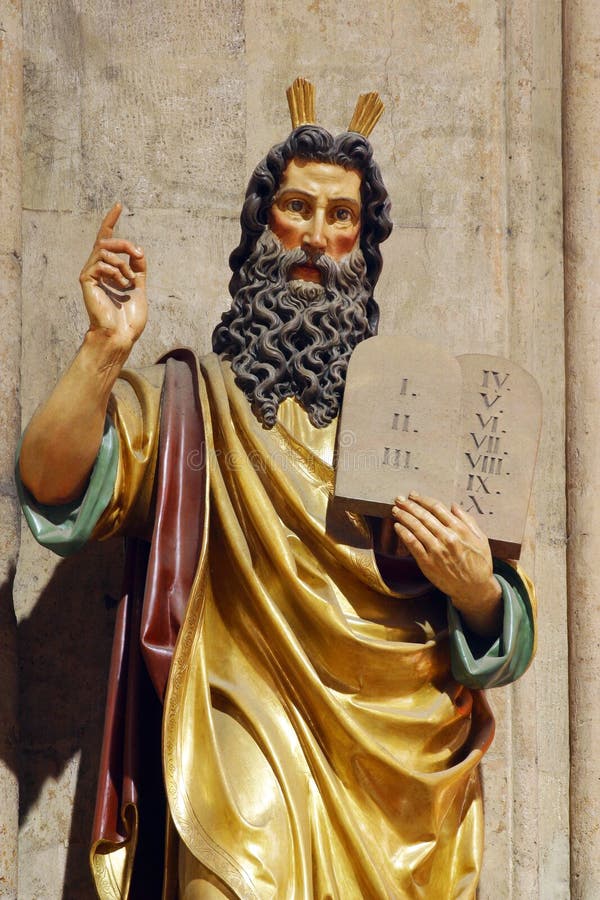 Mozes En De Gedenkstenen Met De Tien Bevelen Redactionele Foto - Image ...