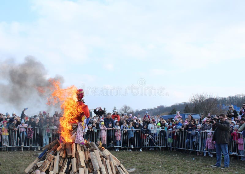 Mozyr, Belarus, Mart 16 2024: Burning a Doll for the Maslenitsa Holiday ...