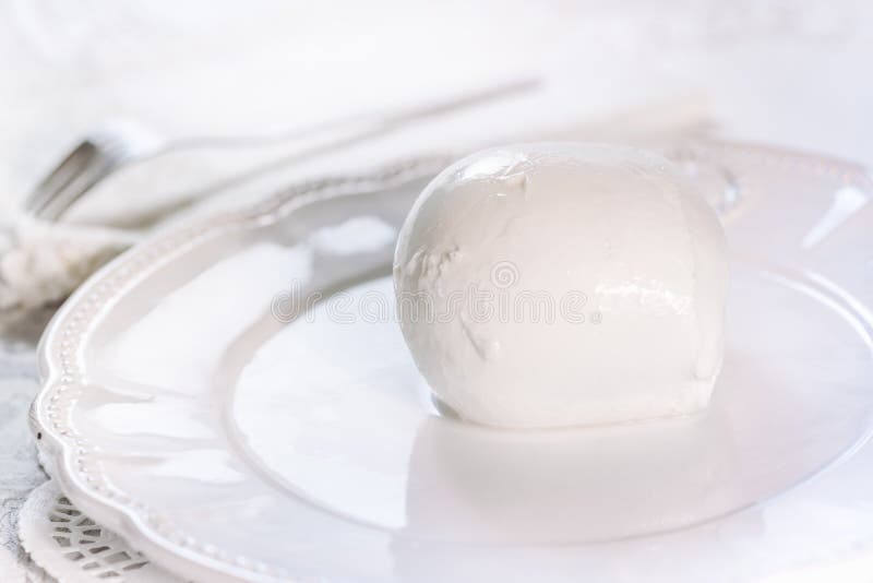 Mozzarella fresca italiana fotografia stock. Immagine di latteria ...