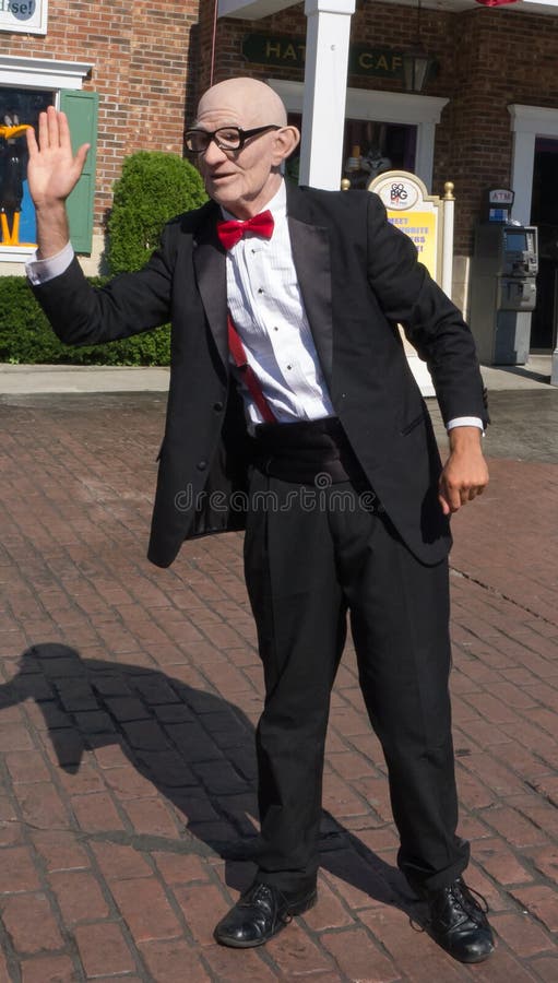 Mr. Six - the Mascot of Six Flags Amusement Parks Editorial Photography ...
