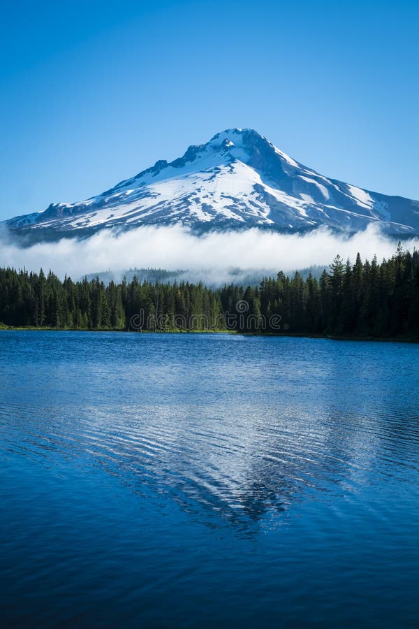 Caiaque No Lago De Montanha, Mt. Hood, Oregon Foto de Stock - Imagem de ...