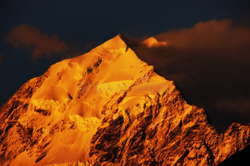 Sunrise Mount Cook NZ. Picture Image: 84903127