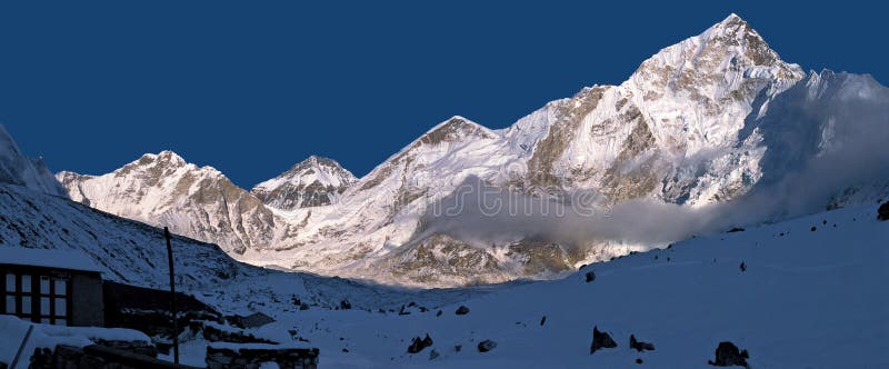 Mt. Everest Range stock photo. Image of himalaya, solukhumbu - 47475668