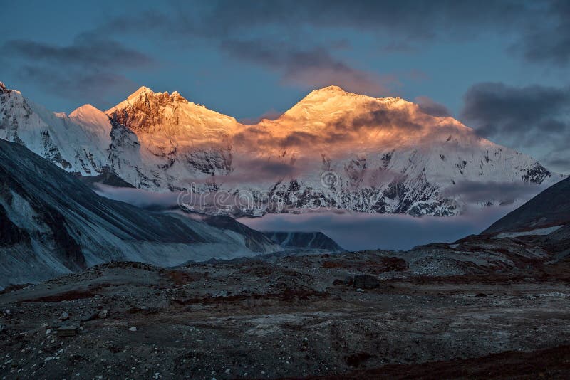 Mt Everest y Mt lhotse foto de archivo. Imagen de valle - 40567804