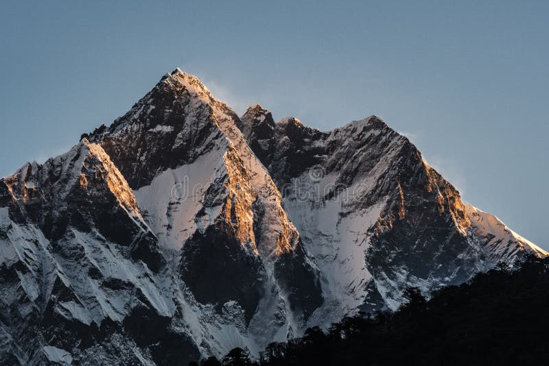 Mt Lothse Und Nuptse Himalaja Stockbild - Bild von spitze, mond: 133783693