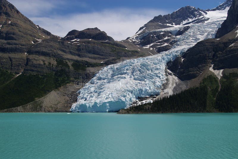 Mt. Robson and Berg Lake stock image. Image of british - 1248233