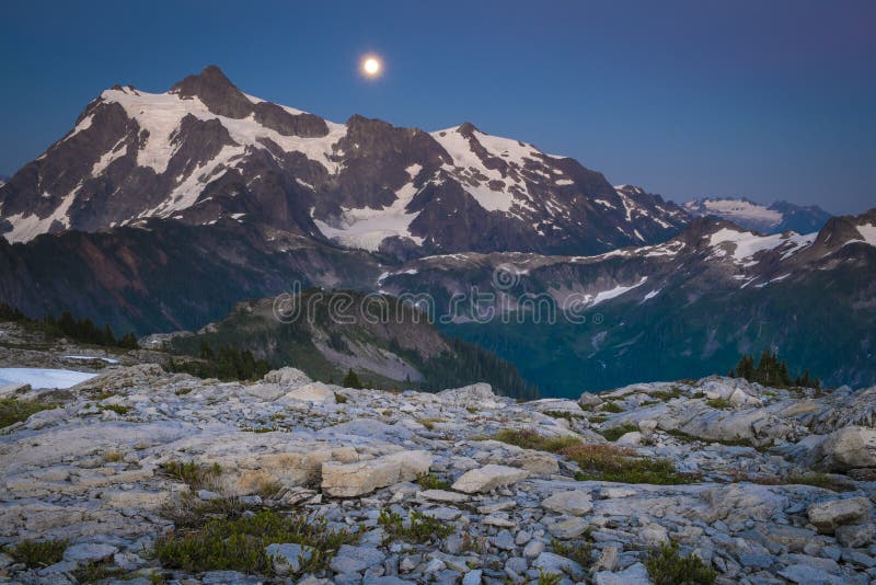 Mt Shuksan and the Rising Moon, Washington State Cascade Range Stock ...