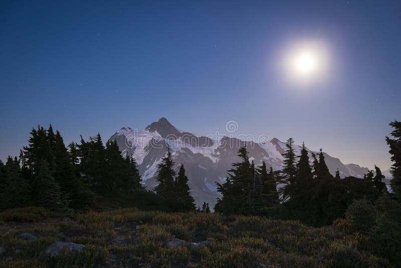 Mt Shuksan and the Rising Moon, Washington State Cascade Range Stock ...