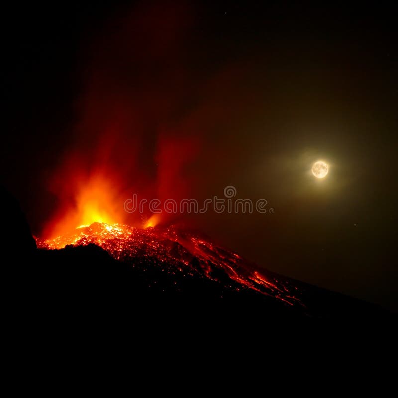 Mt Stromboli de Night 1 imagen de archivo. Imagen de luna - 21855385