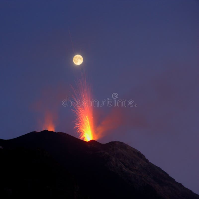Mt Stromboli de Night 4 imagen de archivo. Imagen de humo - 21855415