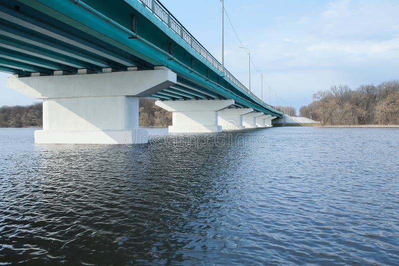 Sotto Il Ponte Attraverso Il Fiume Fotografia Stock - Immagine di ... Sotto Il Ponte Attraverso Il Fiume Fotografia Stock - Immagine di ...