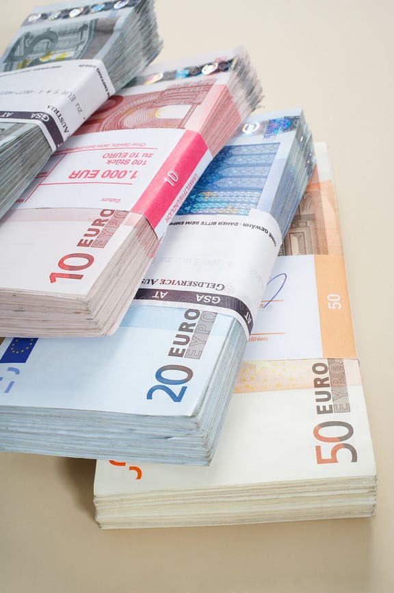 Montagna di soldi fotografia stock. Immagine di mercato - 928334