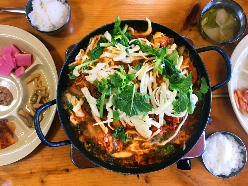 Mucha Comida En La Mesa Lista Para Comer Imagen de archivo - Imagen de ...