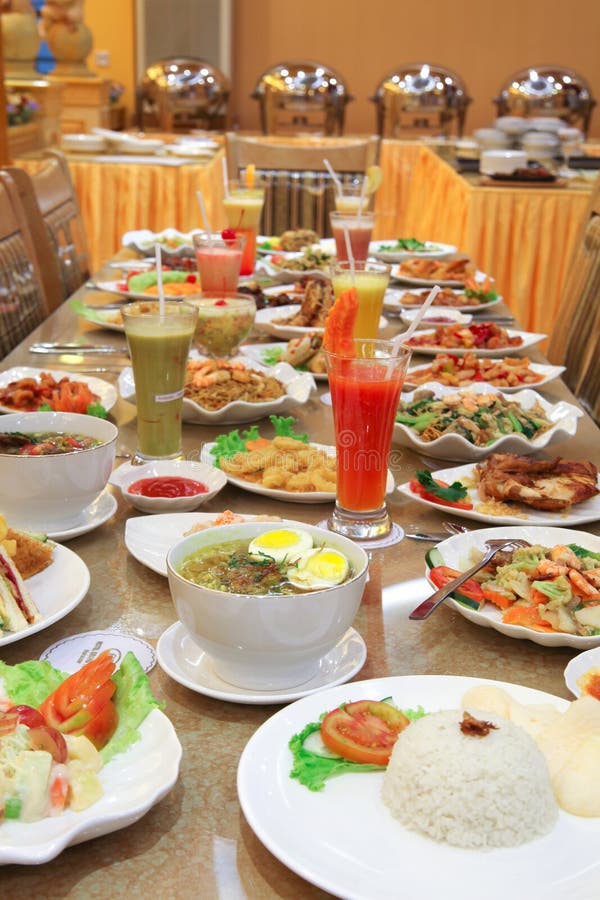 Mucha comida en la tabla imagen de archivo. Imagen de alimento - 29333119