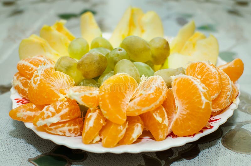 Mucha fruta en una placa imagen de archivo. Imagen de frescura - 131751883