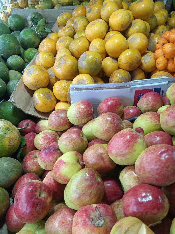 Mucha fruta local imagen de archivo. Imagen de fruta - 270106991