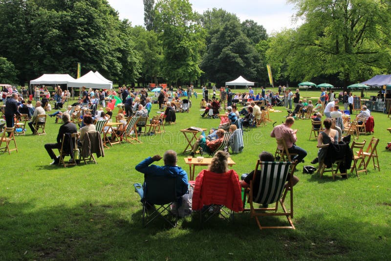 Mucha Gente En El Parque En La Ciudad Rotterdam En El Verano Imagen ...
