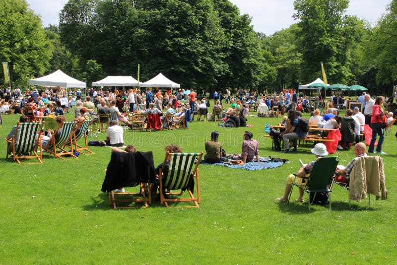 Mucha Gente En El Parque En La Ciudad Rotterdam En El Verano Imagen ...