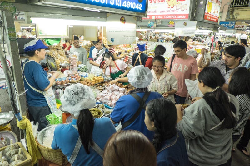 Mucha Gente Está Comprando En El Mercado Imagen de archivo editorial ...