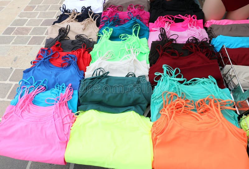 Mucha Ropa Con Muchos Colores a La Venta Imagen de archivo - Imagen de ... Mucha Ropa Con Muchos Colores a La Venta Imagen de archivo - Imagen de ...