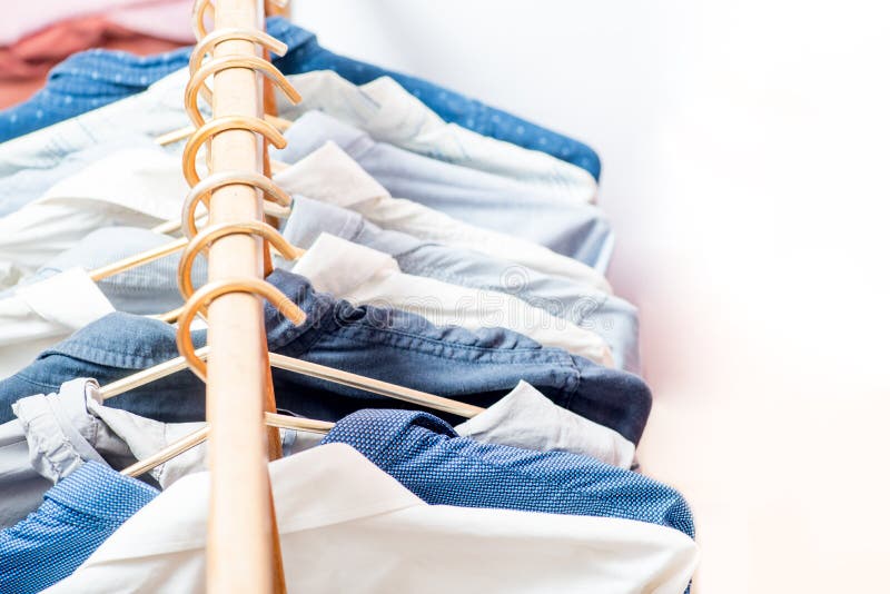 824 Mucha Ropa En Una Percha Fotos de stock - Fotos libres de regalías ...