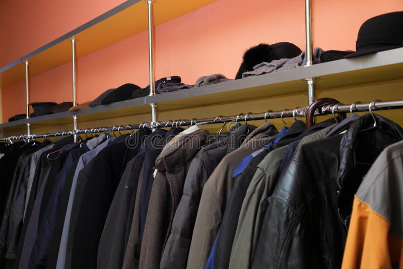 Mucha ropa en vestuario imagen de archivo. Imagen de capa - 31884529