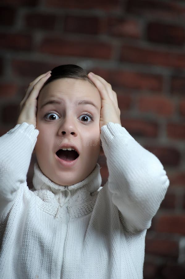 Muchacha Adolescente Asustada Imagen de archivo - Imagen de aislado ...