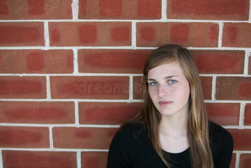 Muchacha Adolescente Contra La Pared De Ladrillo Foto De Archivo
