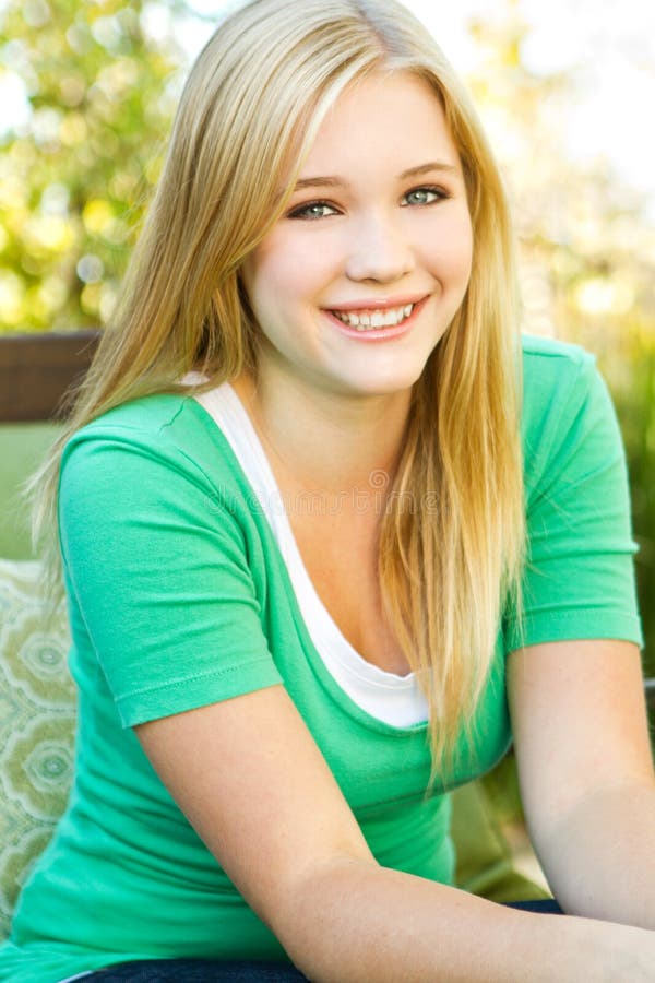 Chica Joven Feliz Que Abraza a Su Padre En Uniforme Imagen de archivo ...