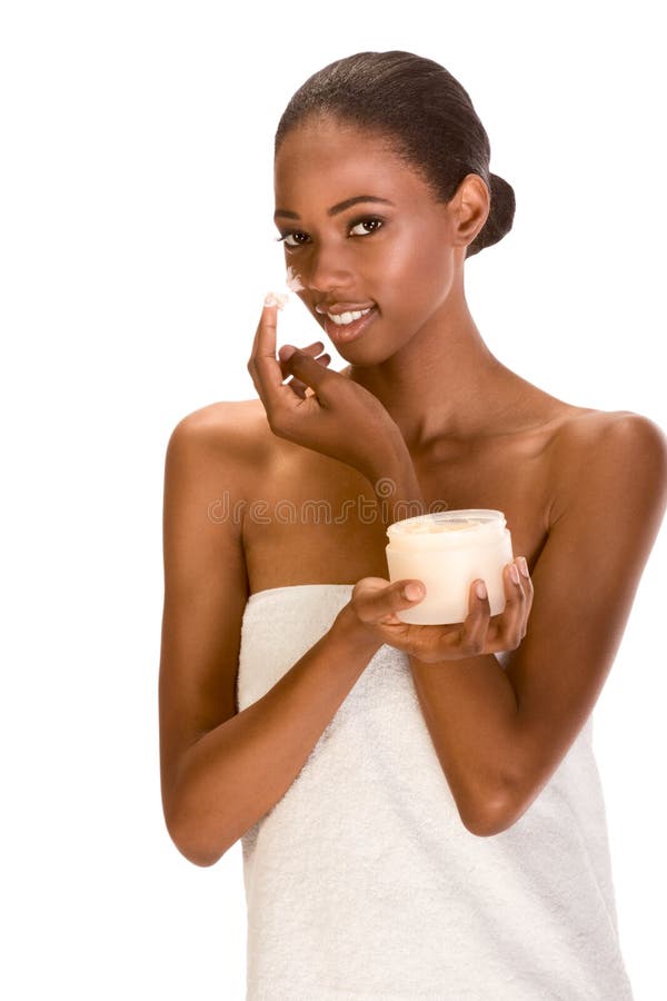 Muchacha Afroamericana Envuelta En La Toalla Que Pone La Crema Foto De
