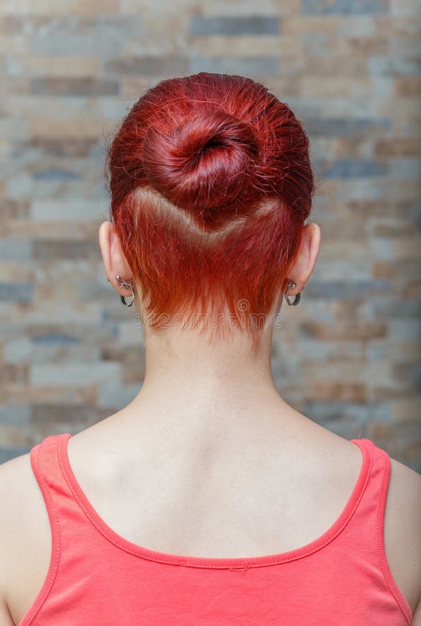 Tatuaje socavado del pelo foto de archivo. Imagen de cubierta - 88725496