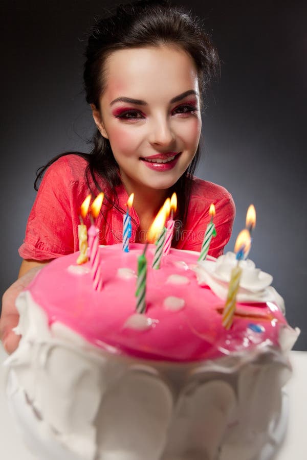 El Saltar Hermoso De La Mujer De La Torta Imagen de archivo - Imagen de ...