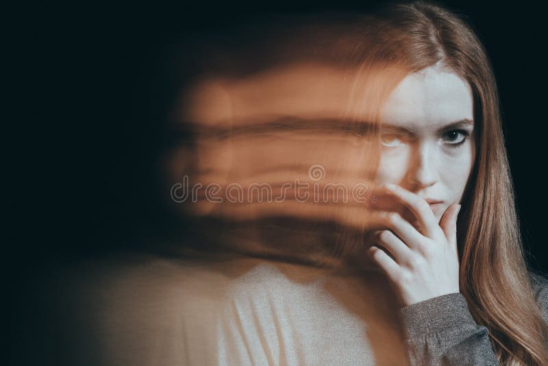 Muchacha Con Una Mirada Desconfiada Imagen de archivo - Imagen de ...