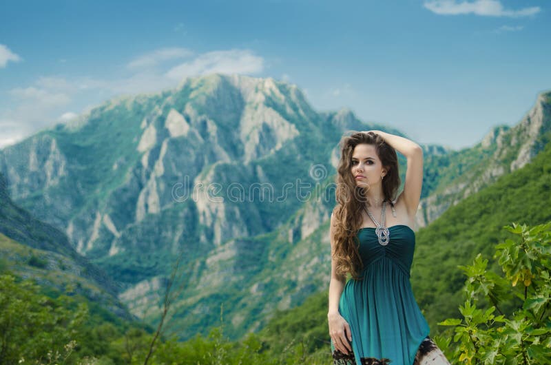 Muchacha De La Belleza Al Aire Libre Que Disfruta De La Naturaleza