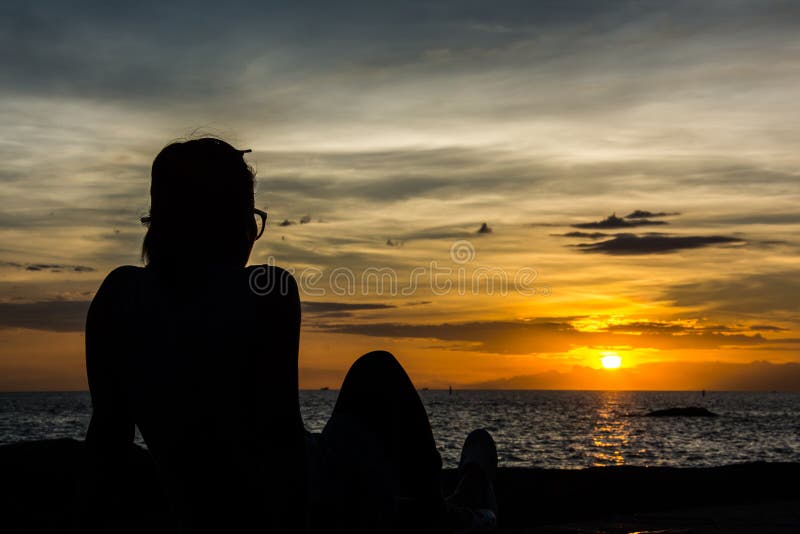 Muchacha De La Silueta Que Se Goza Con Foto de archivo - Imagen de ...