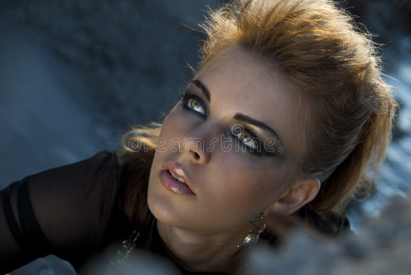 Muchacha Del Estilo De La Roca De La Cara Foto de archivo - Imagen de ...