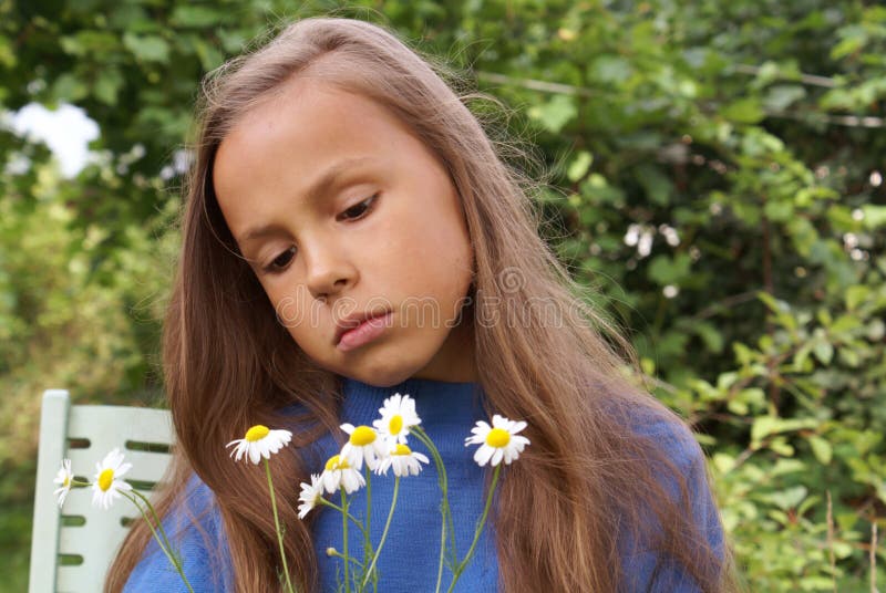 Muchacha Del Preadolescente Con La Margarita Foto de archivo - Imagen ...