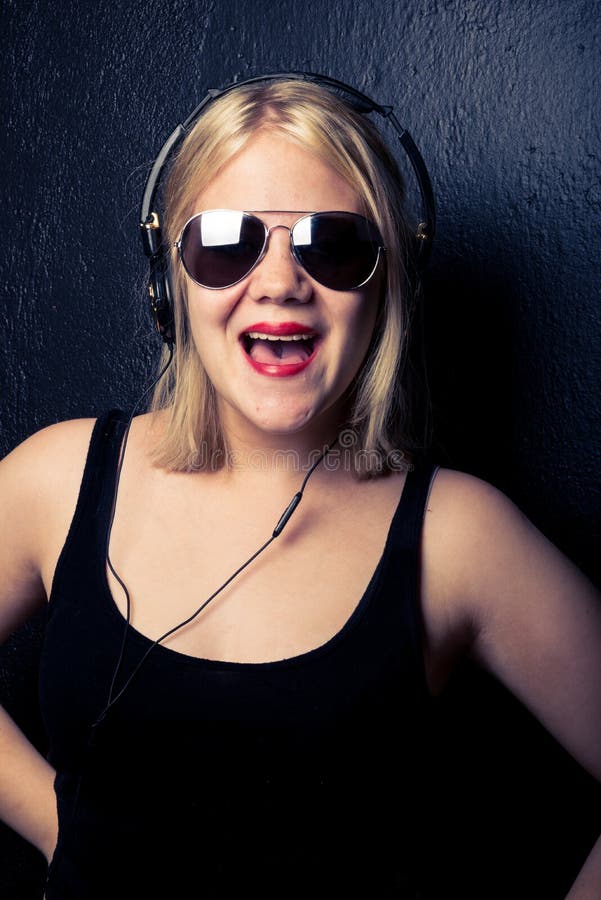 Muchacha Descarada Joven Que Canta Foto de archivo - Imagen de manos ...