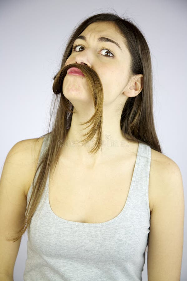 Muchacha Divertida Que Hace El Bigote Con Su Pelo Largo Imagen de ...