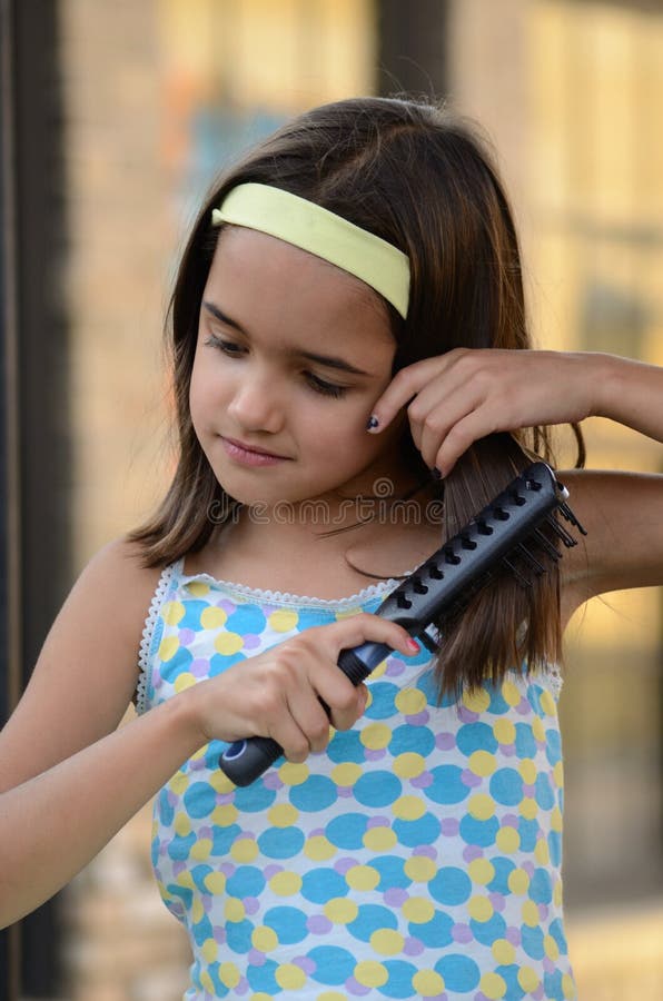 Muchacha Dulce Que Se Peina El Pelo Foto de archivo - Imagen de peine ...
