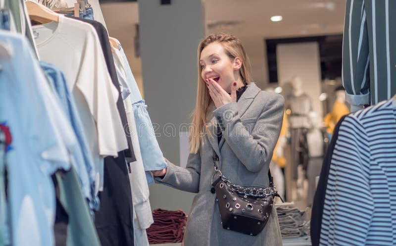 Muchacha Emocionada En El Boutique De Moda Para Elegir La Ropa Foto de ...